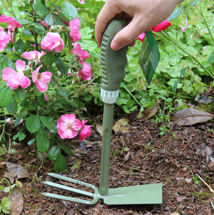 Adjustable handle digging tool garden hoe