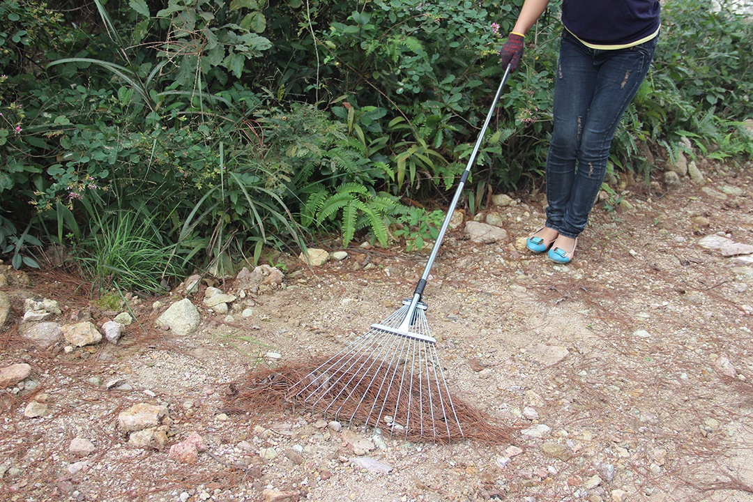 Telescopic rake folding garden rake